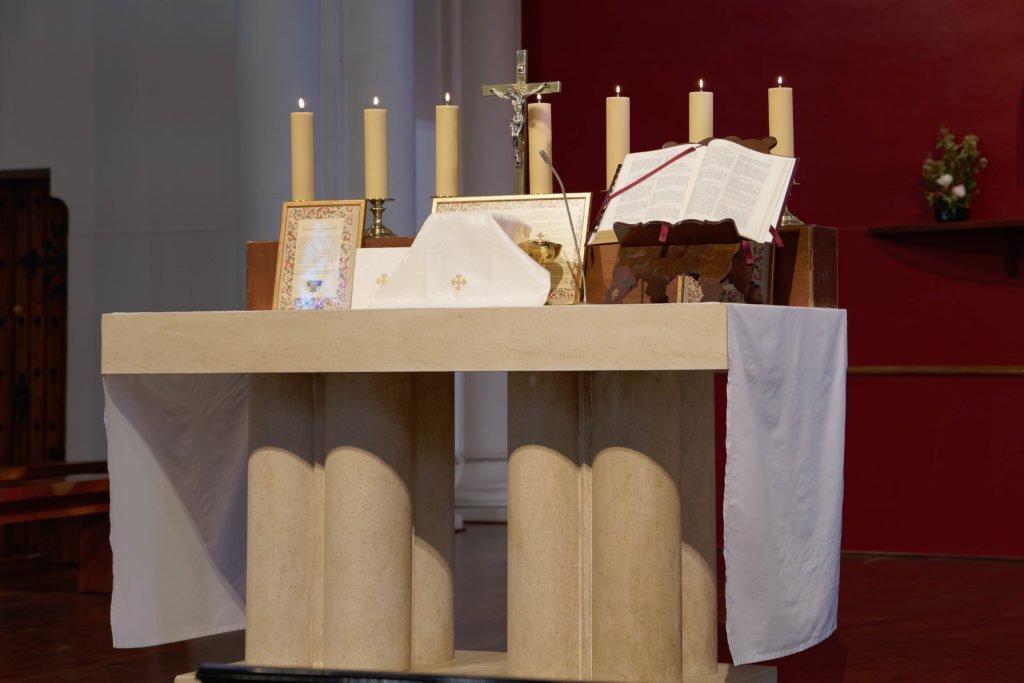 Cierges et luminaires: comment aménager l’autel? – Esprit de la Liturgie