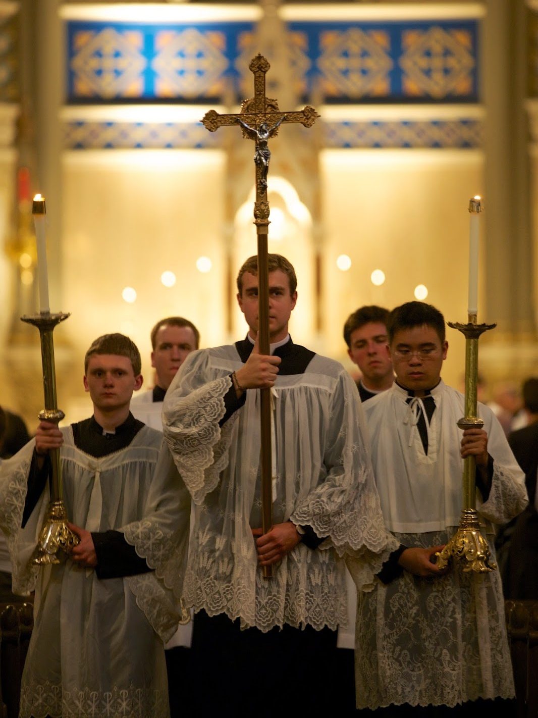 Fonctions des deux acolytes à la messe chantée – Esprit de la Liturgie
